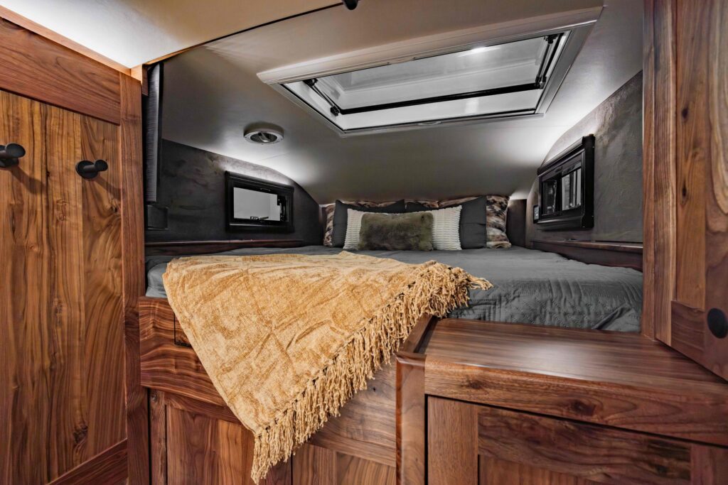 SX Explore – Ultimate Overland RV | EarthRoamer Expedition Vehicles
